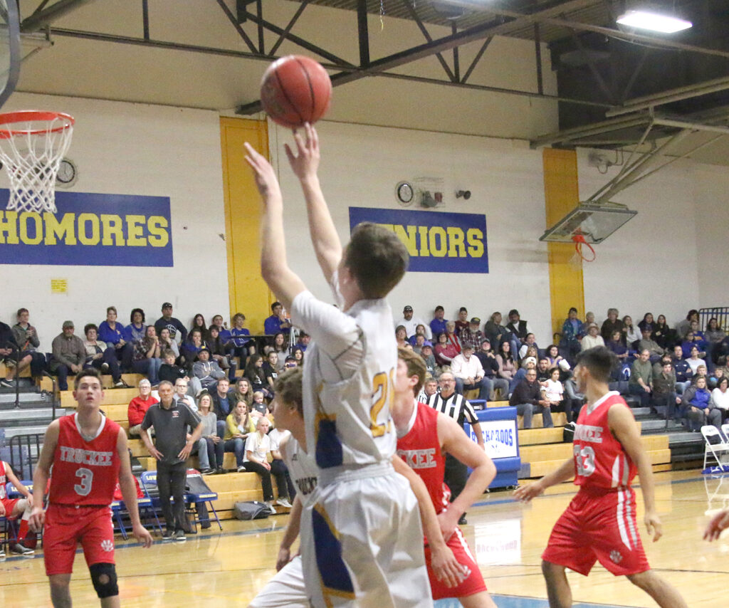 Varsity boys’ basketball takes off – Lowry High